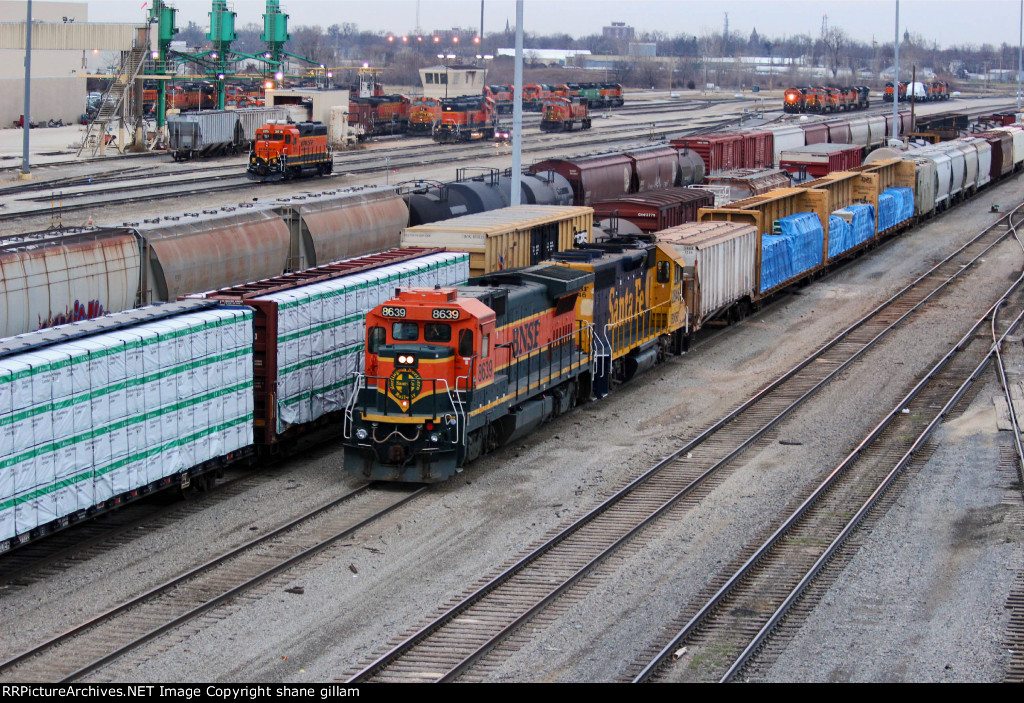BNSF 8639 heads into the yard.